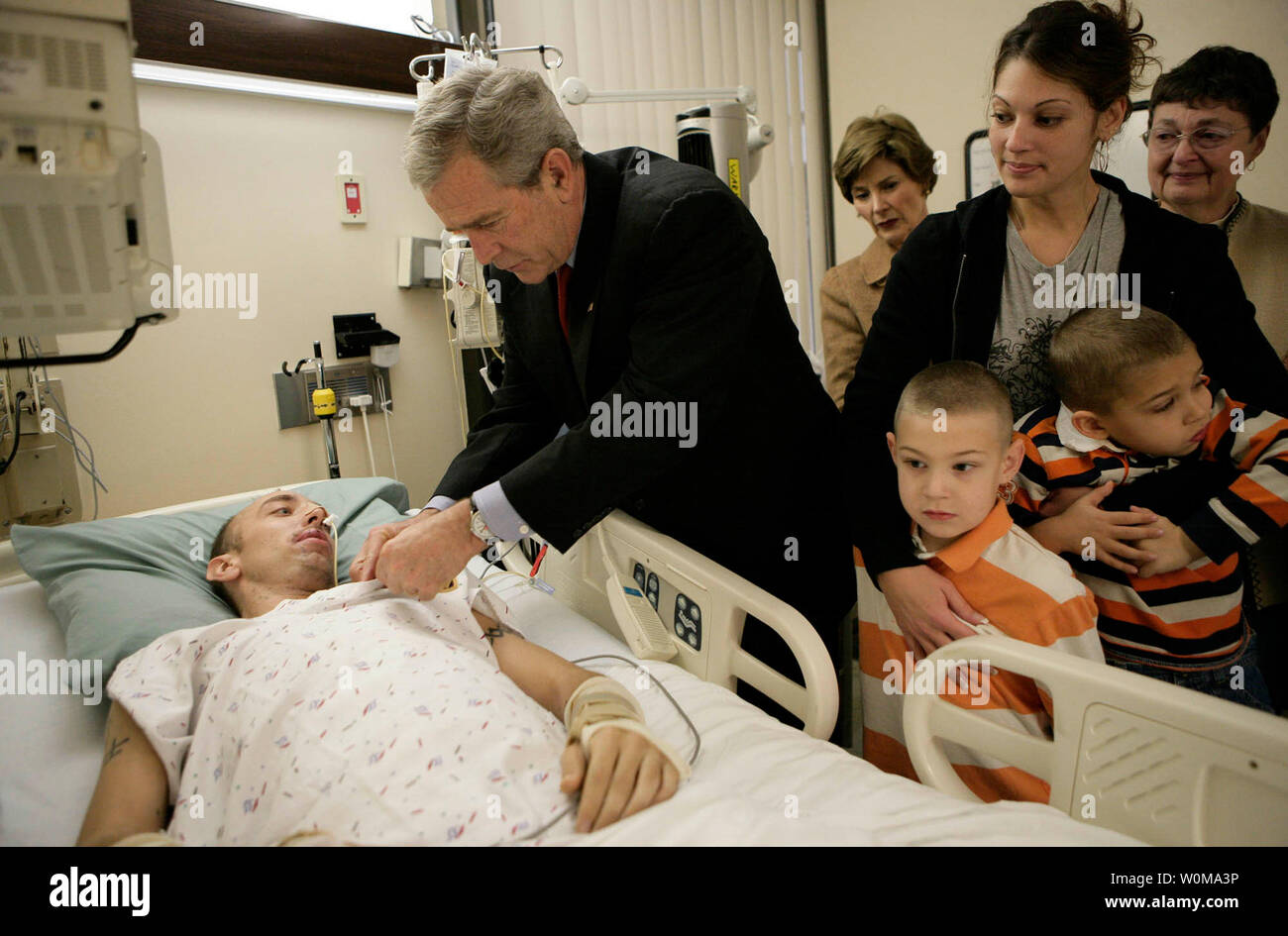 President George W. Bush presents a Purple Heart to Sgt. John Kriesel ...