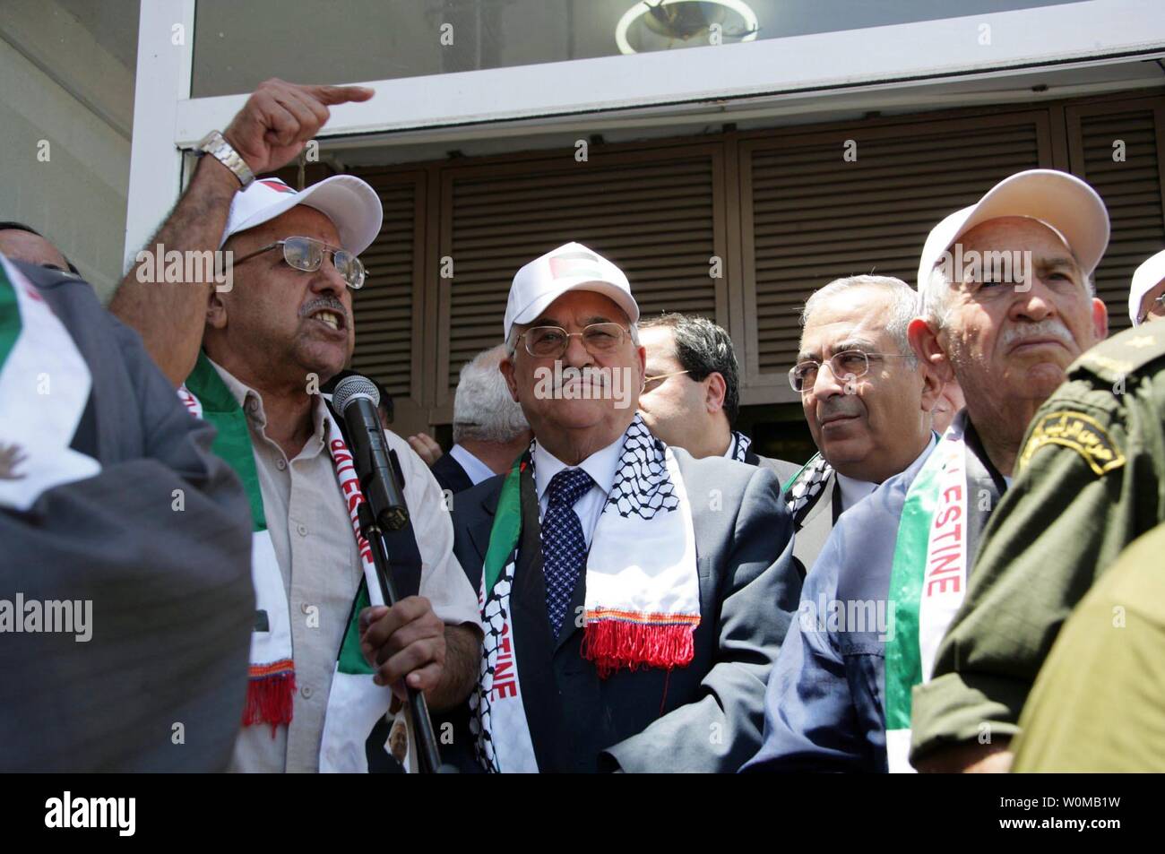 Palestinian president mahmoud abbas speaking hi-res stock photography ...
