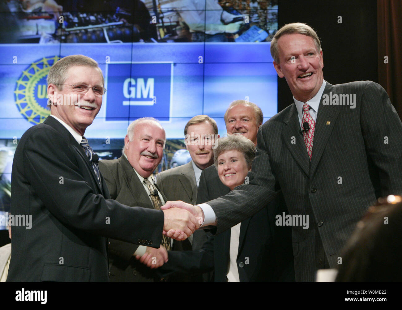 UAW President Ron Gettelfinger (l to r), UAW Vice President Cal Rapson ...