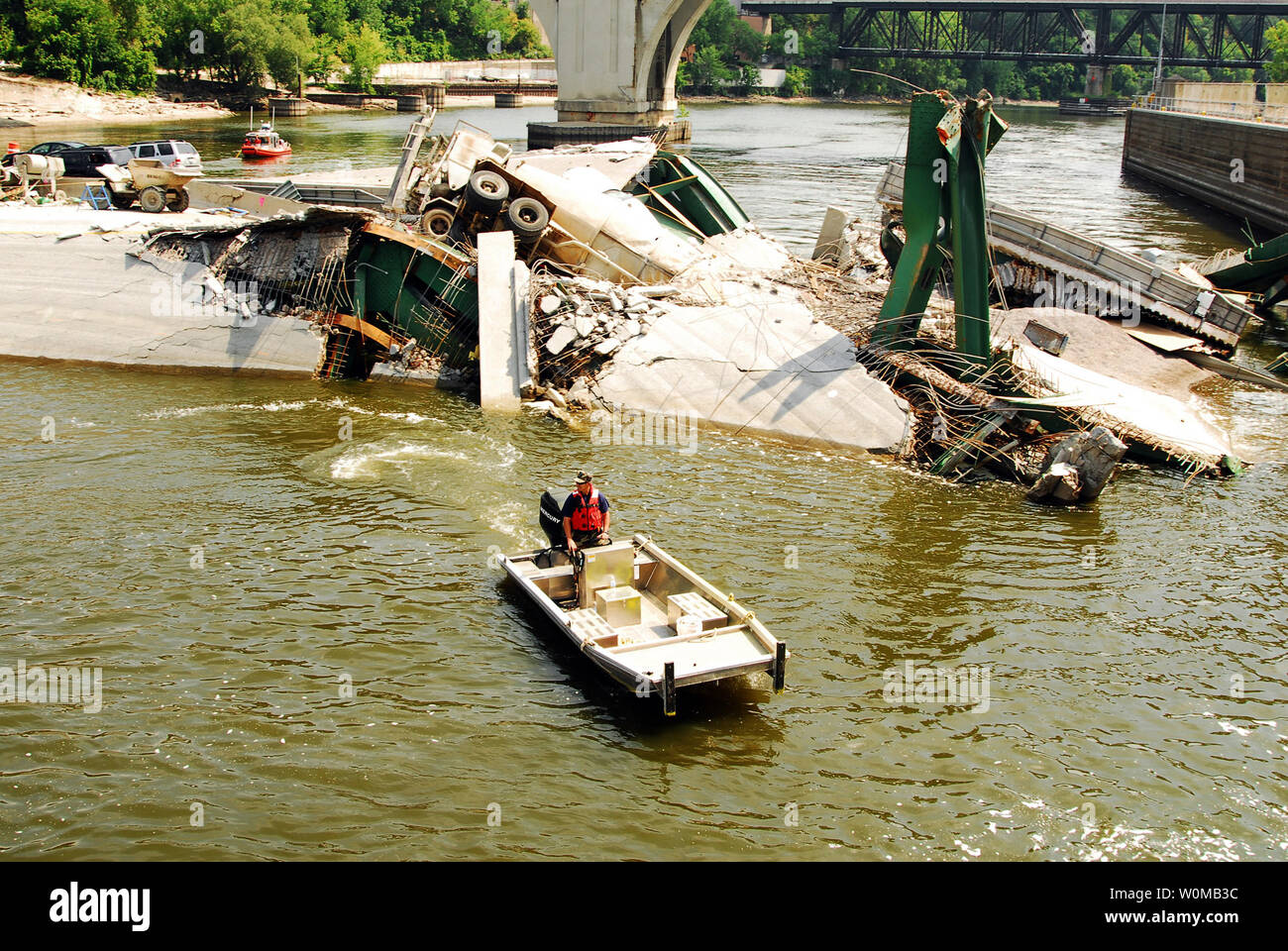 I 35 bridge collapse site hi-res stock photography and images - Alamy