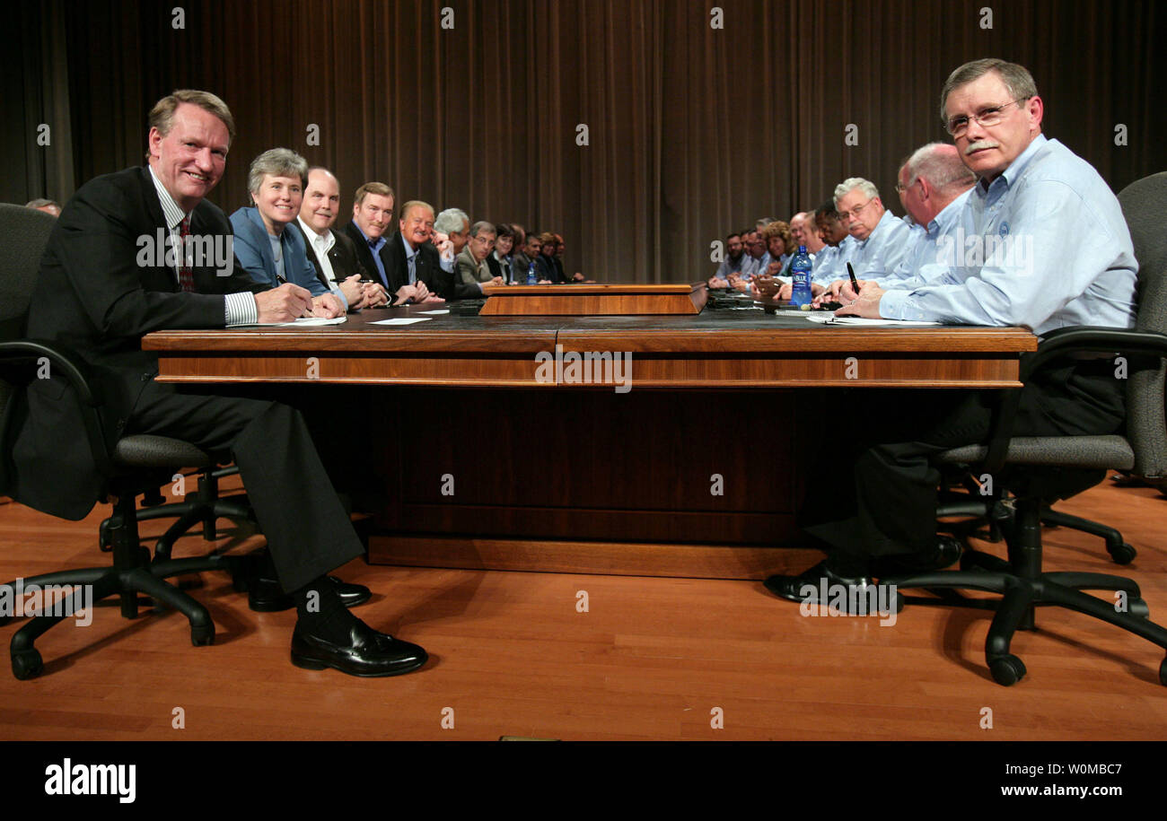 General Motors Chairman and CEO Rick Wagoner (left front), United Auto ...