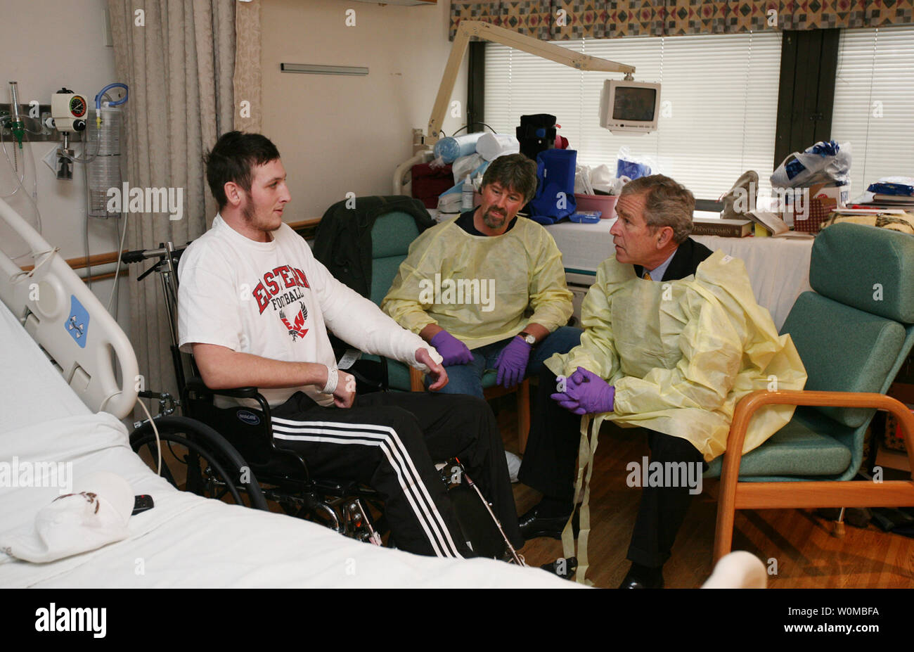 U.S. President George W. Bush (R) visits U.S. Marine Lance Cpl. Michael ...