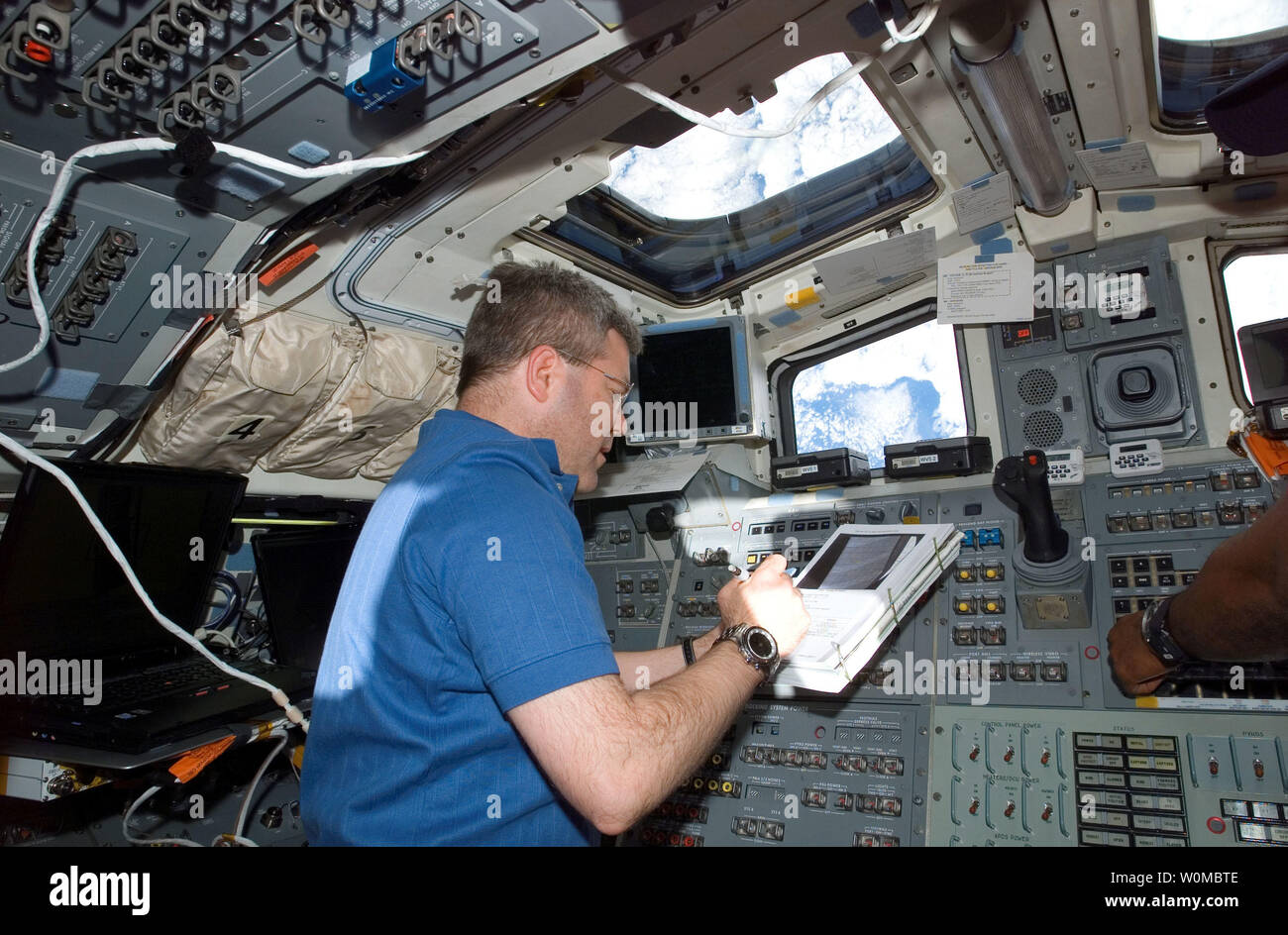 Sts 122 astronaut hi-res stock photography and images - Alamy