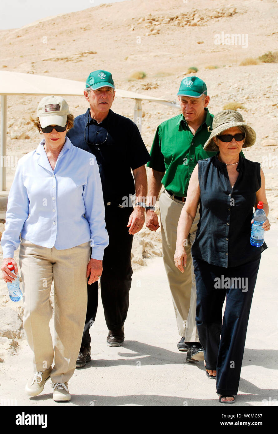 (L to R) First Lady Laura Bush, U.S. President George W. Bush, Israeli ...