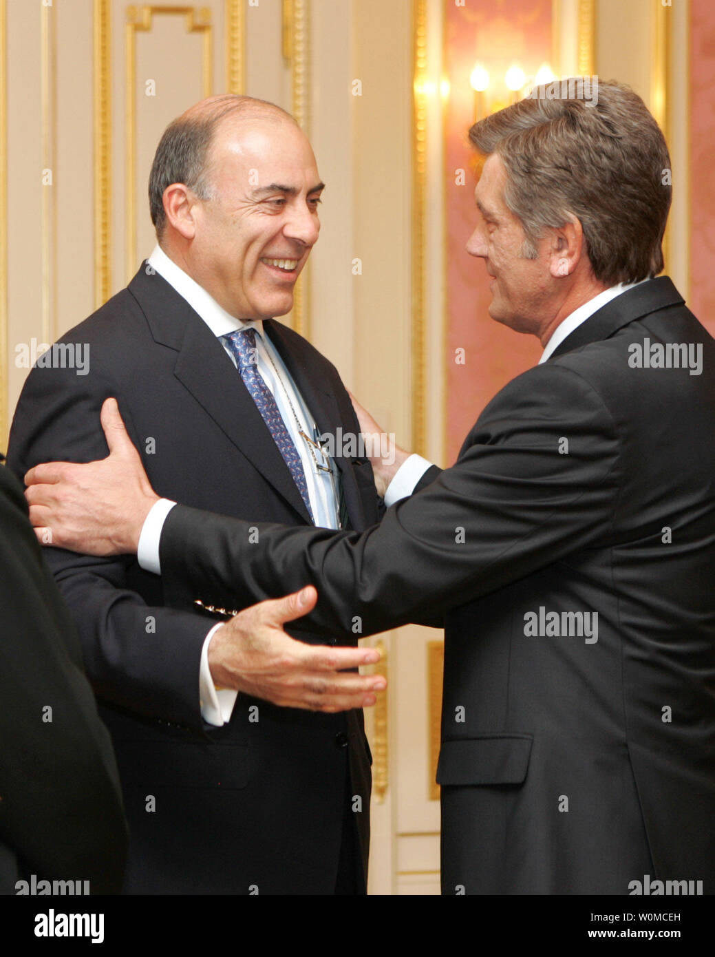 Ukrainian President Viktor Yushchenko (R) greets Coca-Cola ...