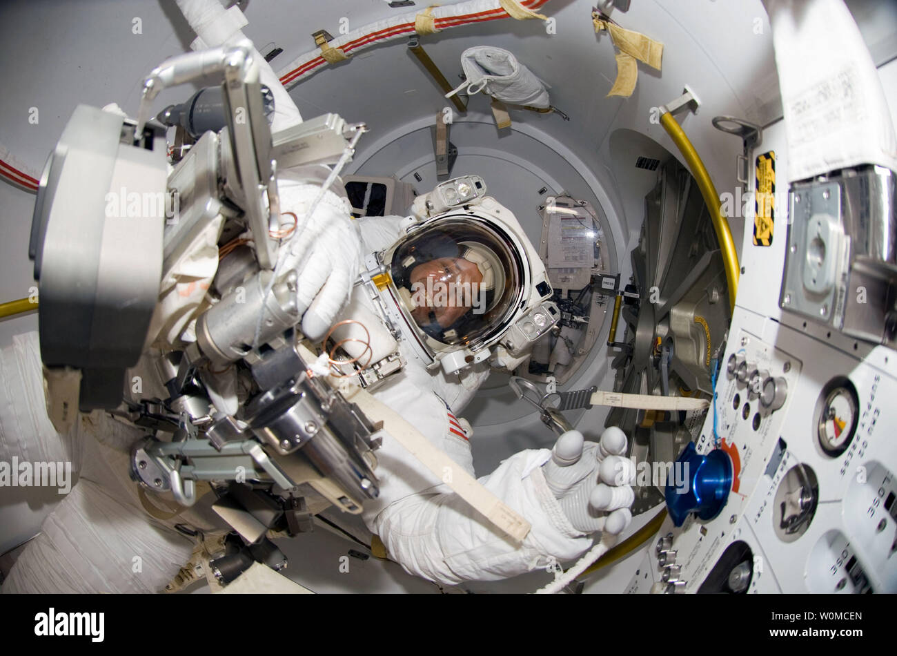 Quest airlock hi-res stock photography and images - Alamy