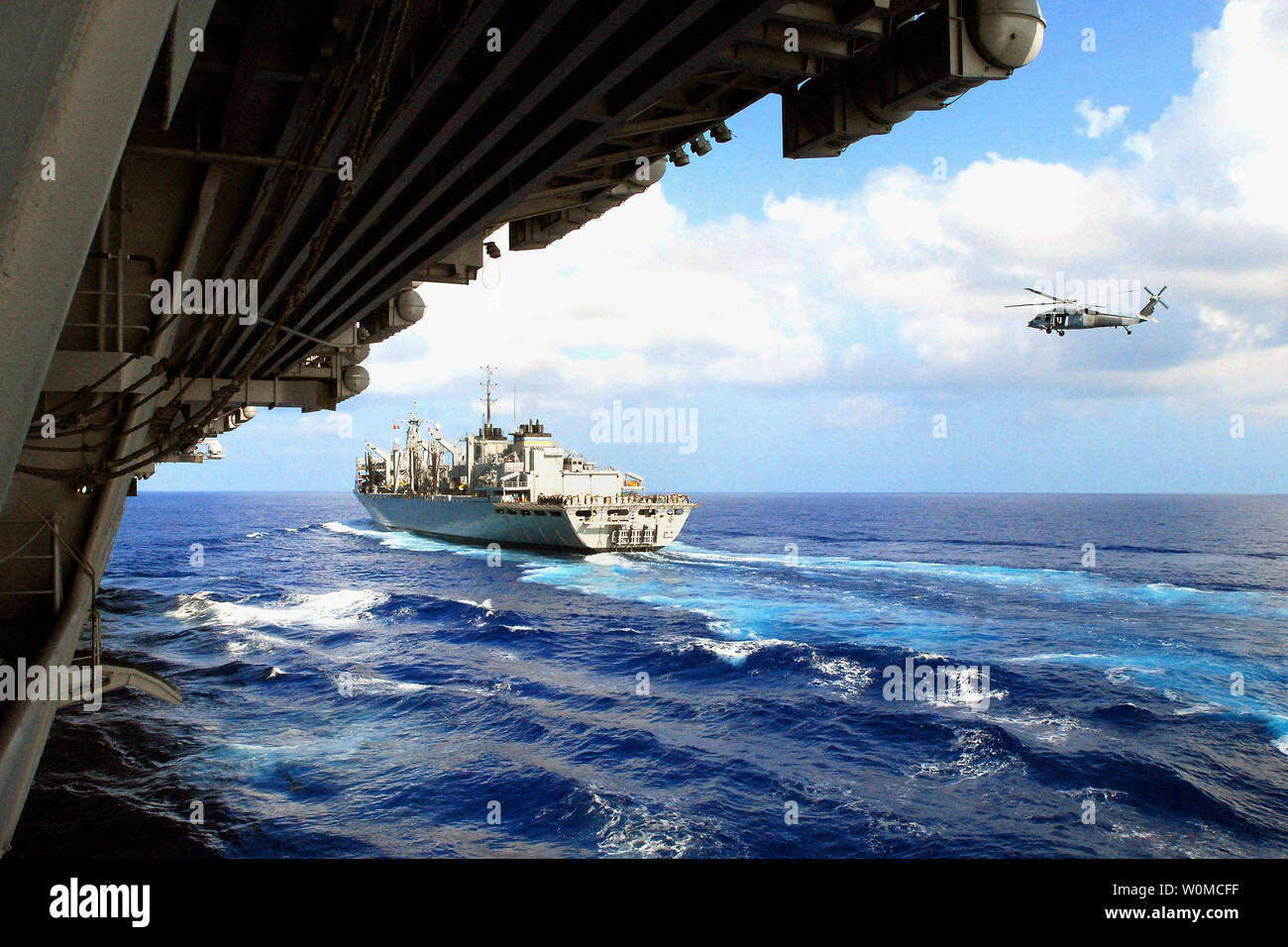 Usns bridge t aoe 10 hi-res stock photography and images - Alamy