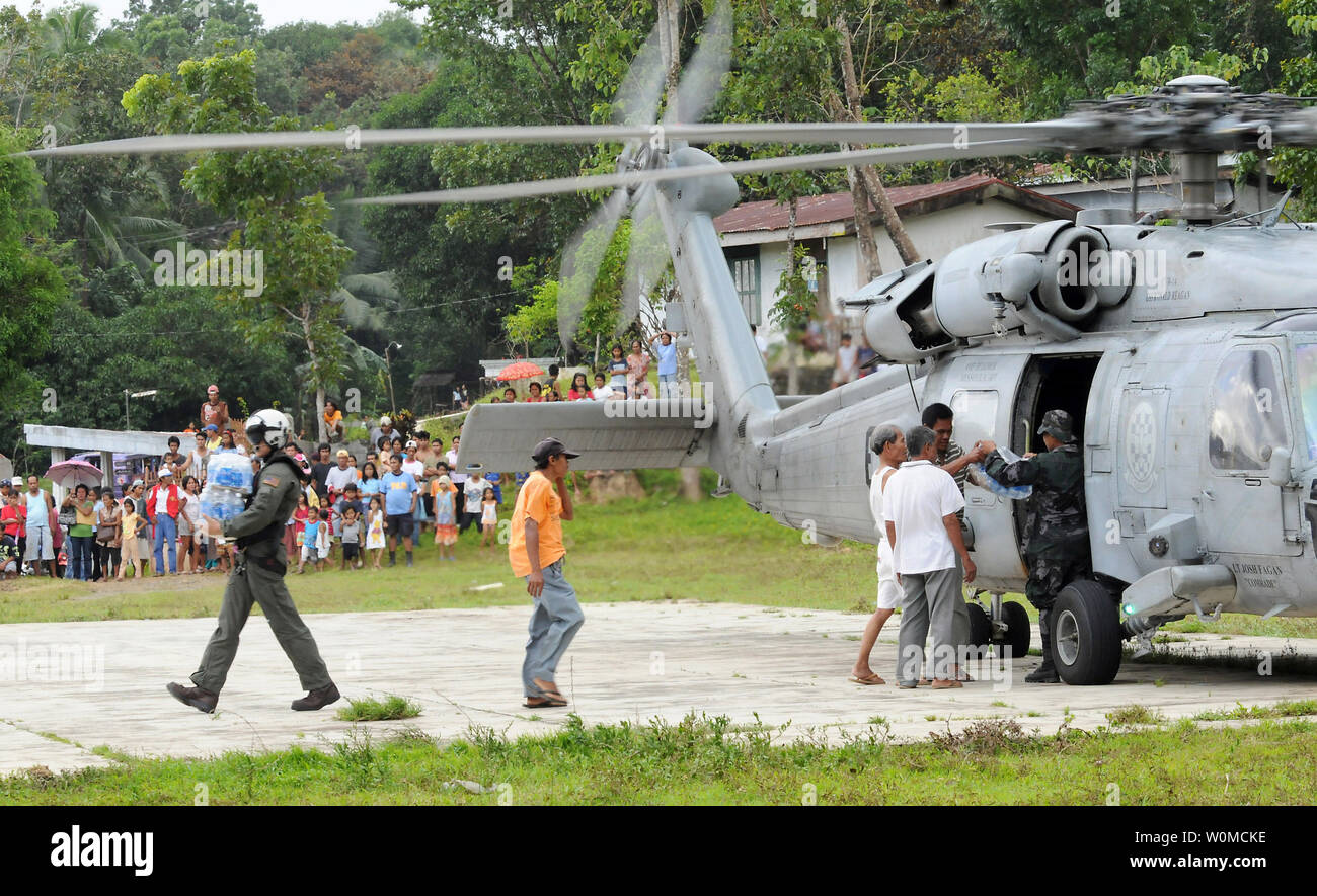 Philippines humanitarian assistance hi-res stock photography and images ...