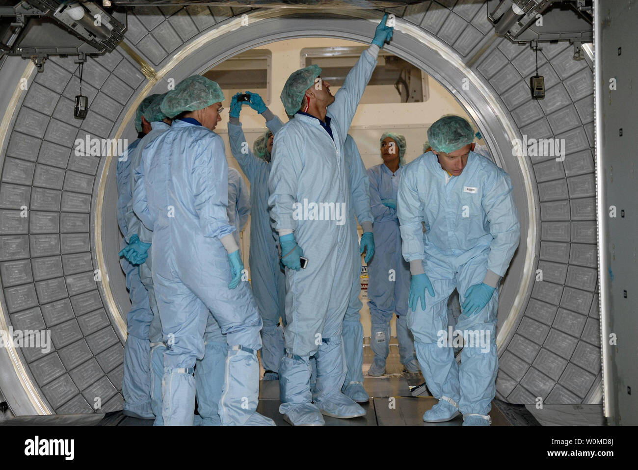 Clean room attire hi-res stock photography and images - Alamy