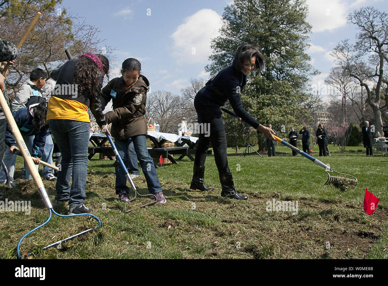 First Lady Michelle Obama (R) breaks ground for the White House ...