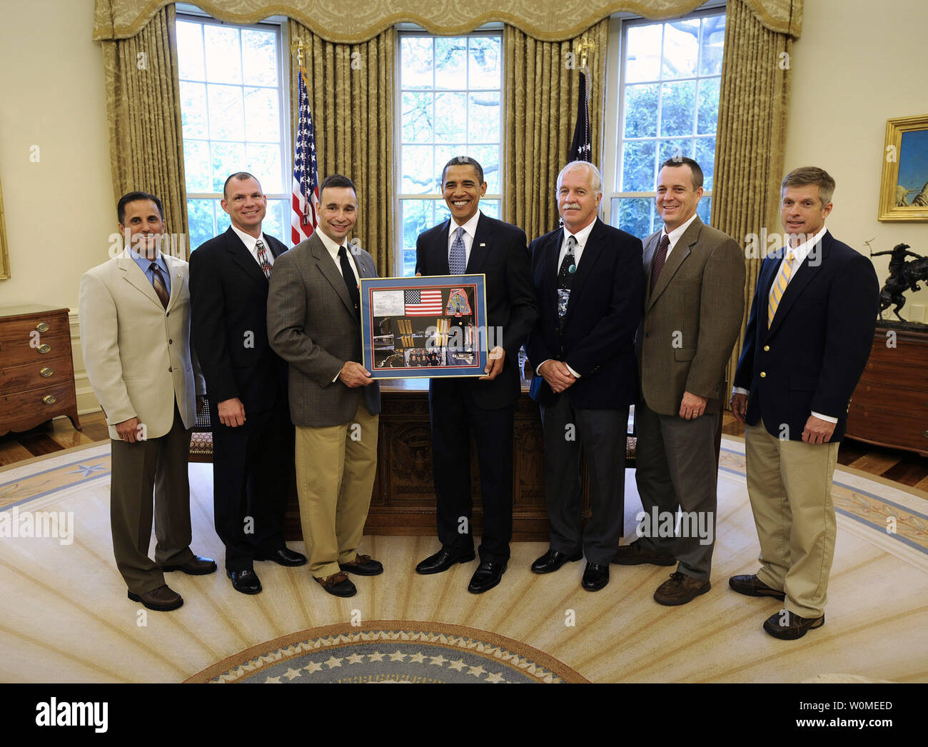 U.S. President Barack Obama (C) meets with NASA's STS-119 Space Shuttle ...