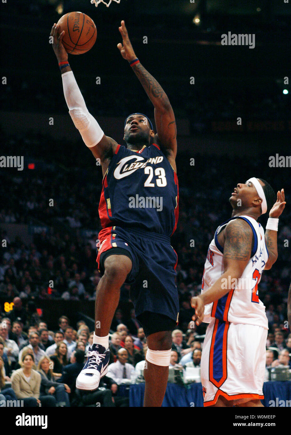 Lebron james basketball playing hi-res stock photography and images - Alamy