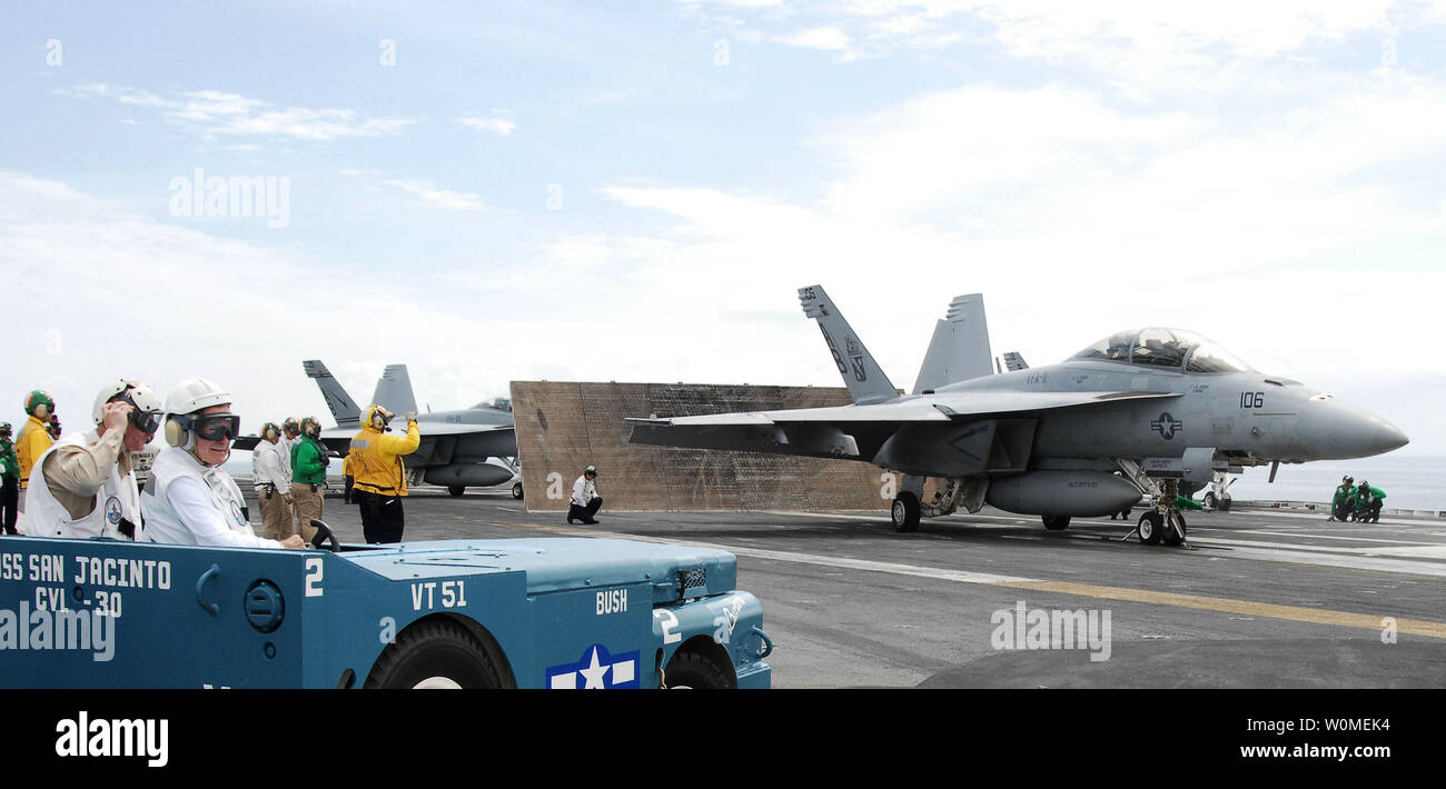Ships with catapult hi-res stock photography and images - Alamy