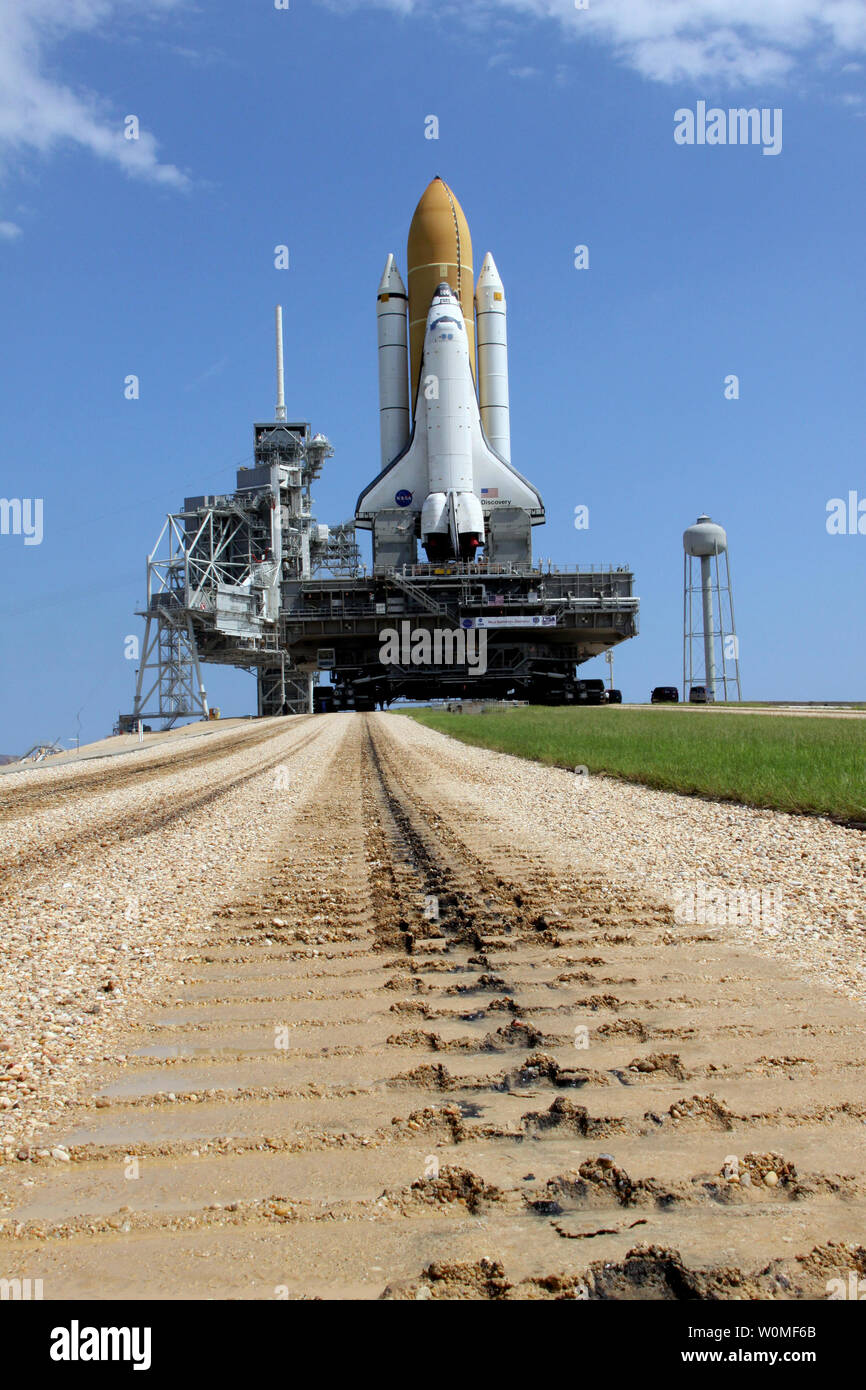 Space shuttle Discovery, sitting on top of the mobile launcher platform ...