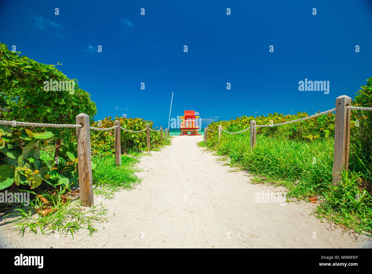 Old lifeguard tower hi-res stock photography and images - Alamy
