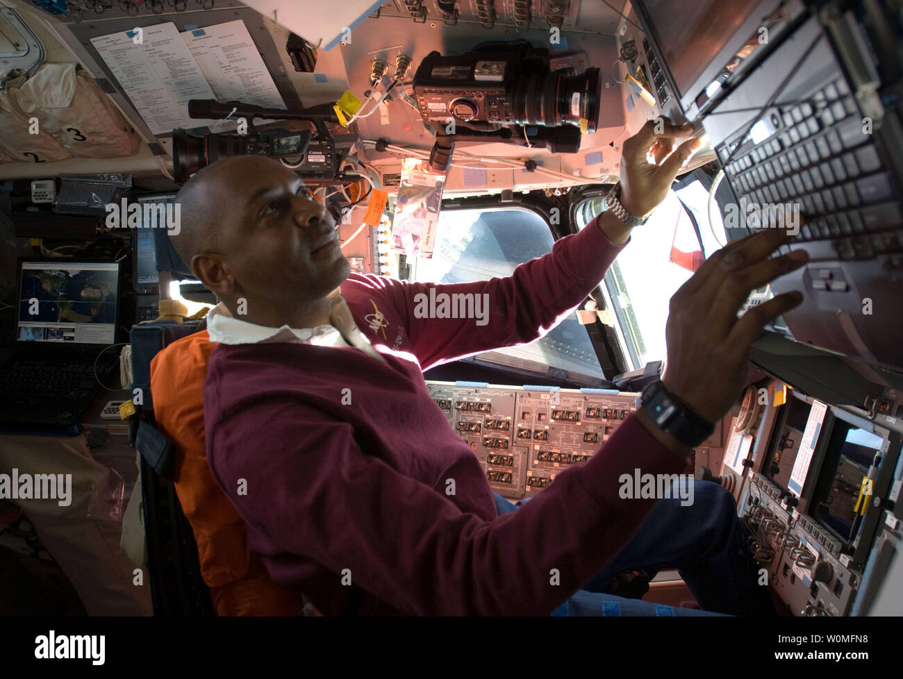 Sts 129 astronauts hi-res stock photography and images - Alamy