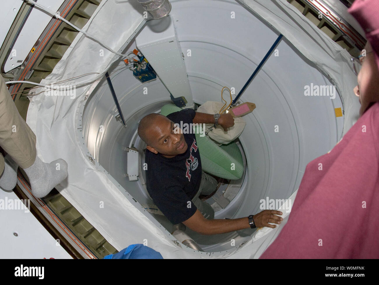 November 2009 space shuttle hi-res stock photography and images - Alamy