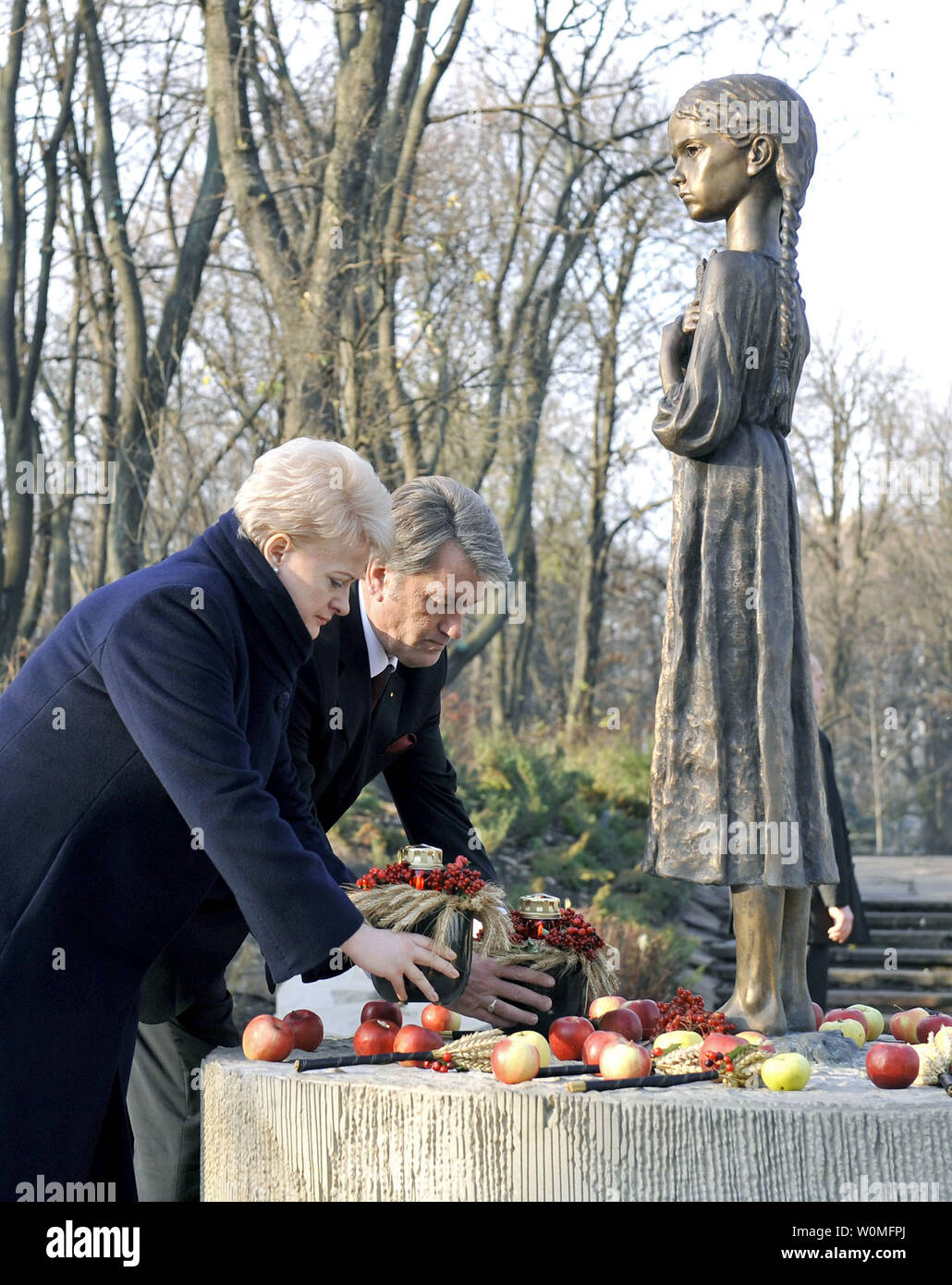 Ukraine's President Viktor Yushchenko (R) and his Lithuanian ...