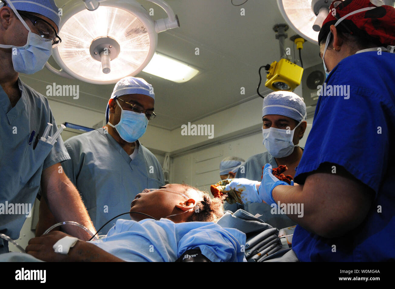 Neurosurgeon sanjay gupta hi-res stock photography and images - Alamy
