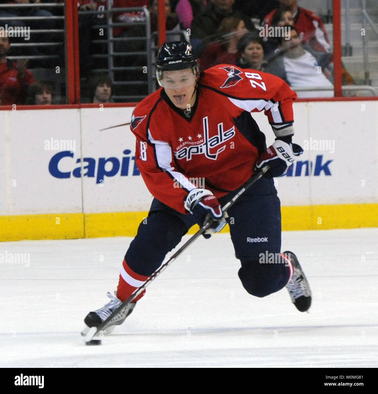Washington Capitals Alexander Semin (28) handles the puck against the ...