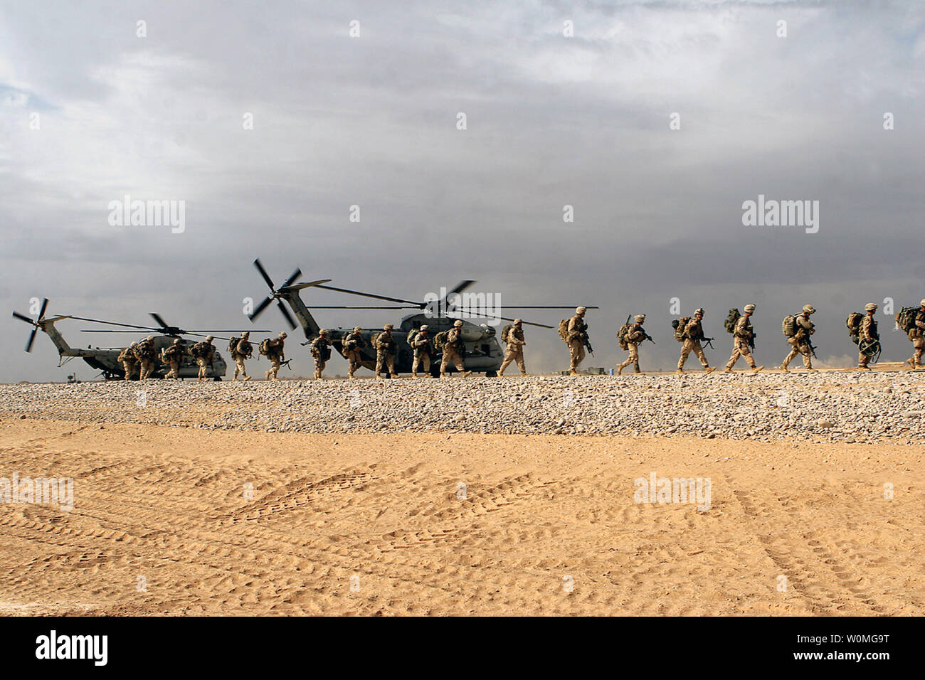 U.S. Marines conduct on and off drills on CH-53D "Super Stallion ...