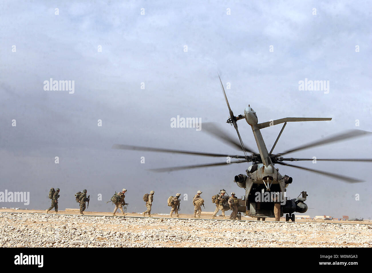 U.S. Marines conduct on and off drills on CH-53D "Super Stallion ...