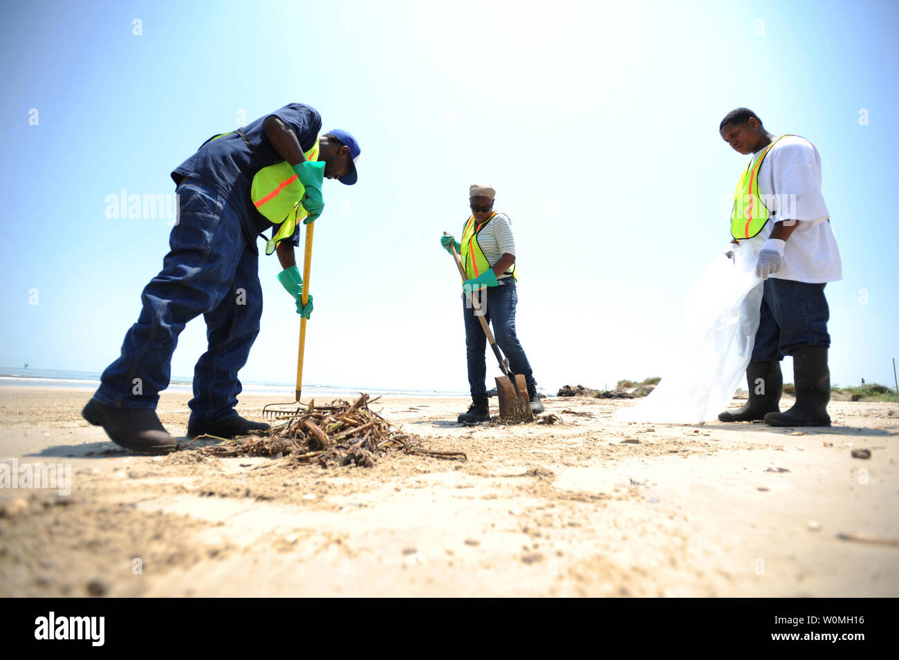 Clean up on beaches in the u s hi-res stock photography and images - Alamy