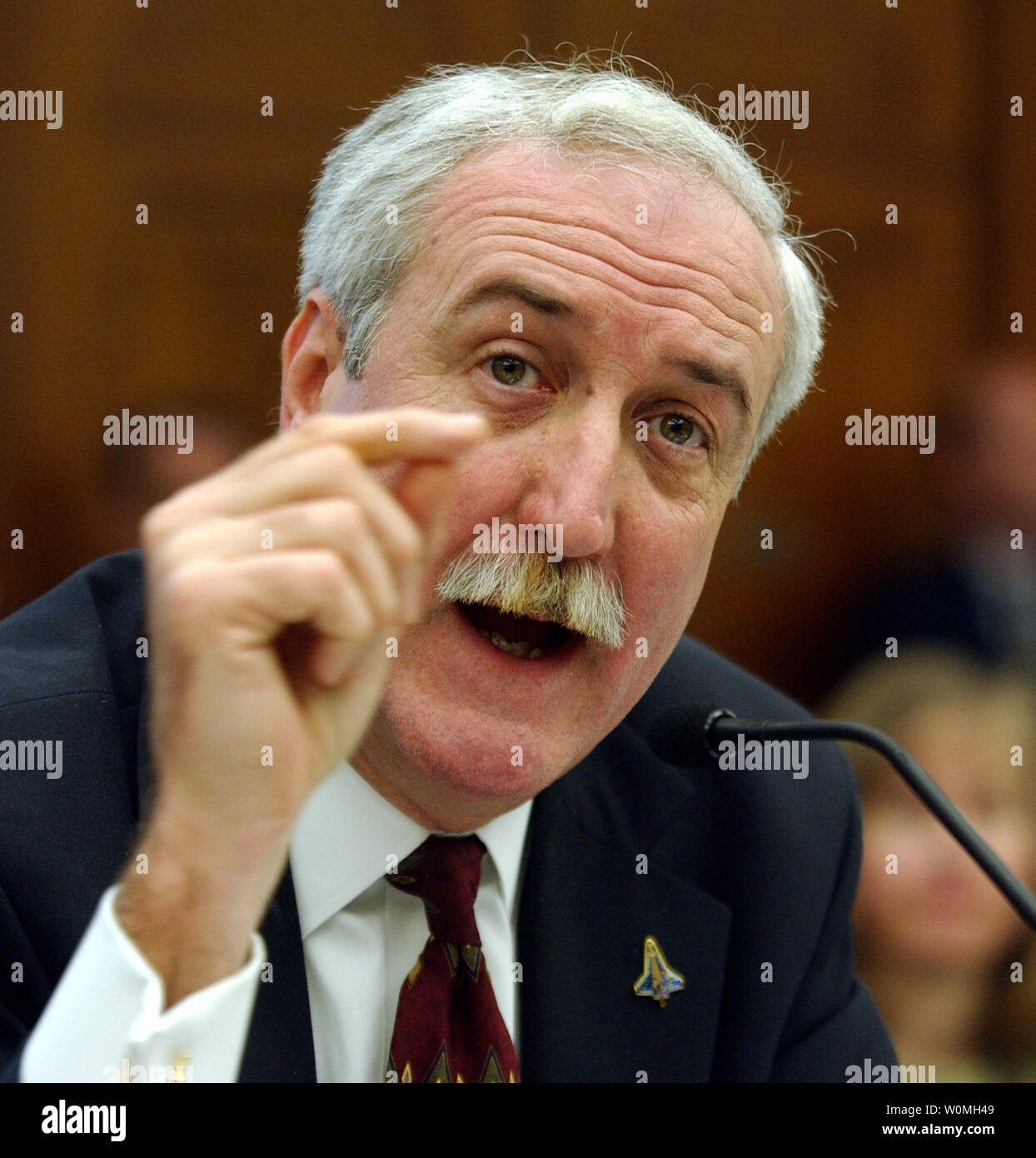 Ex-NASA chief Sean O'Keefe, seen in this February 12, 2004 file photo ...
