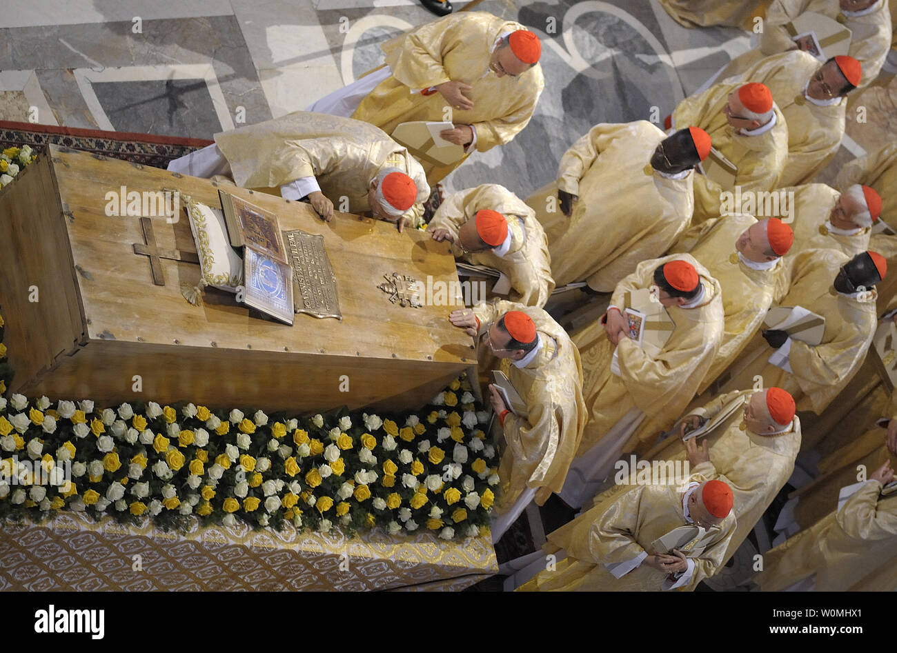 Coffin pope john paul ii hi-res stock photography and images - Alamy