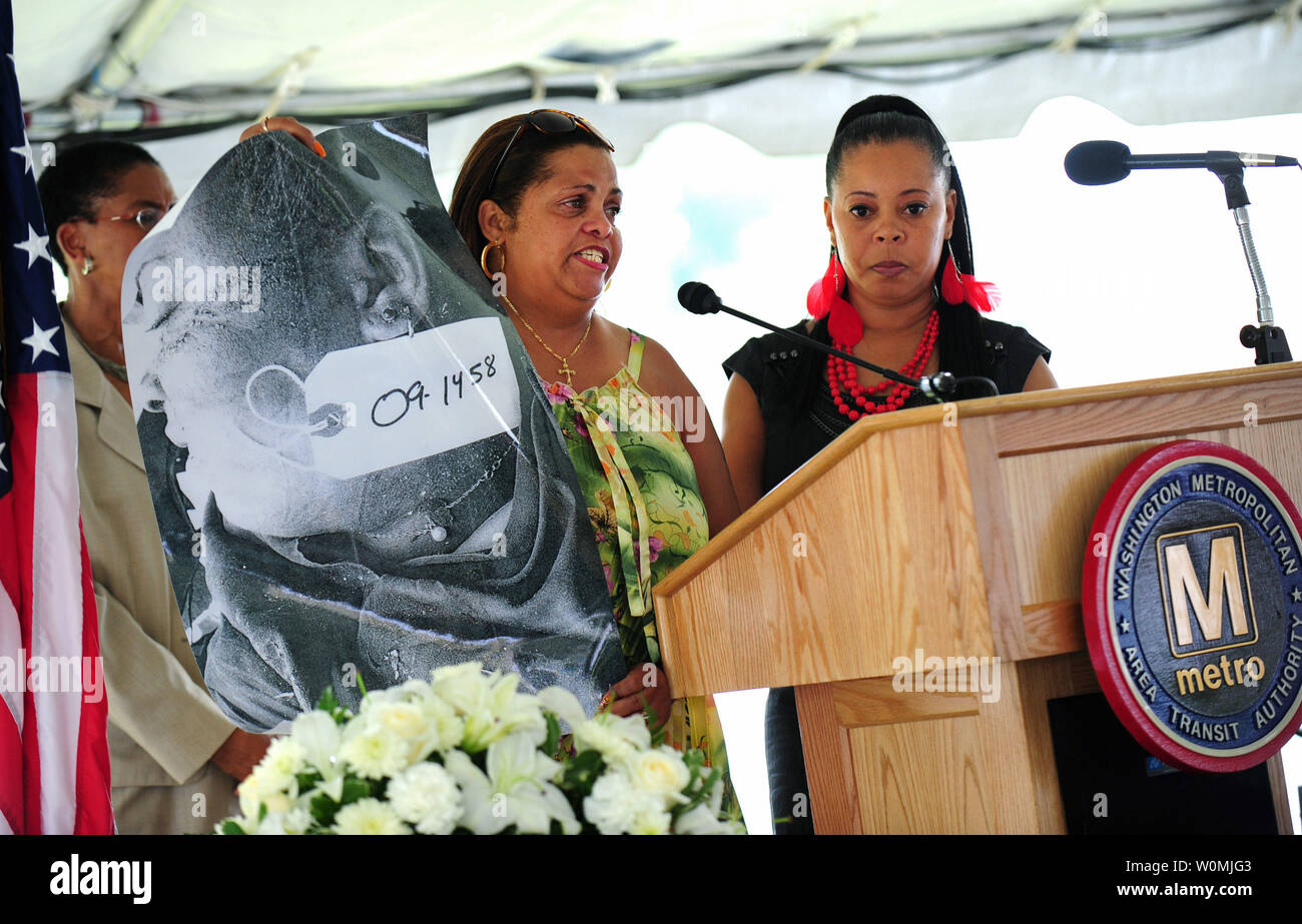 Carolyn Jenkins holds up a photo of her daughter, Veronica Dubose's ...