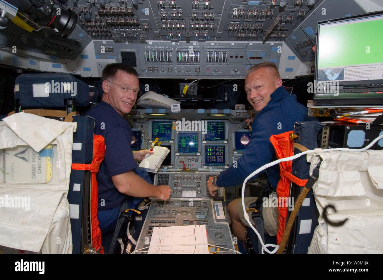 Nasa astronauts chris ferguson left hi-res stock photography and images ...