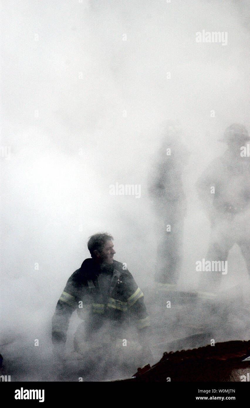 Twin towers 9 11 smoke hi-res stock photography and images - Alamy