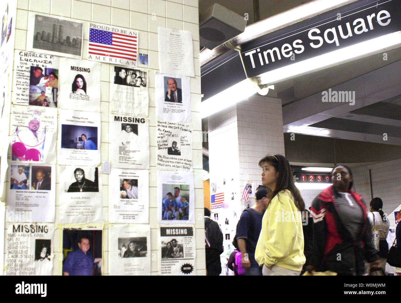 Times square 2001 hi-res stock photography and images - Alamy