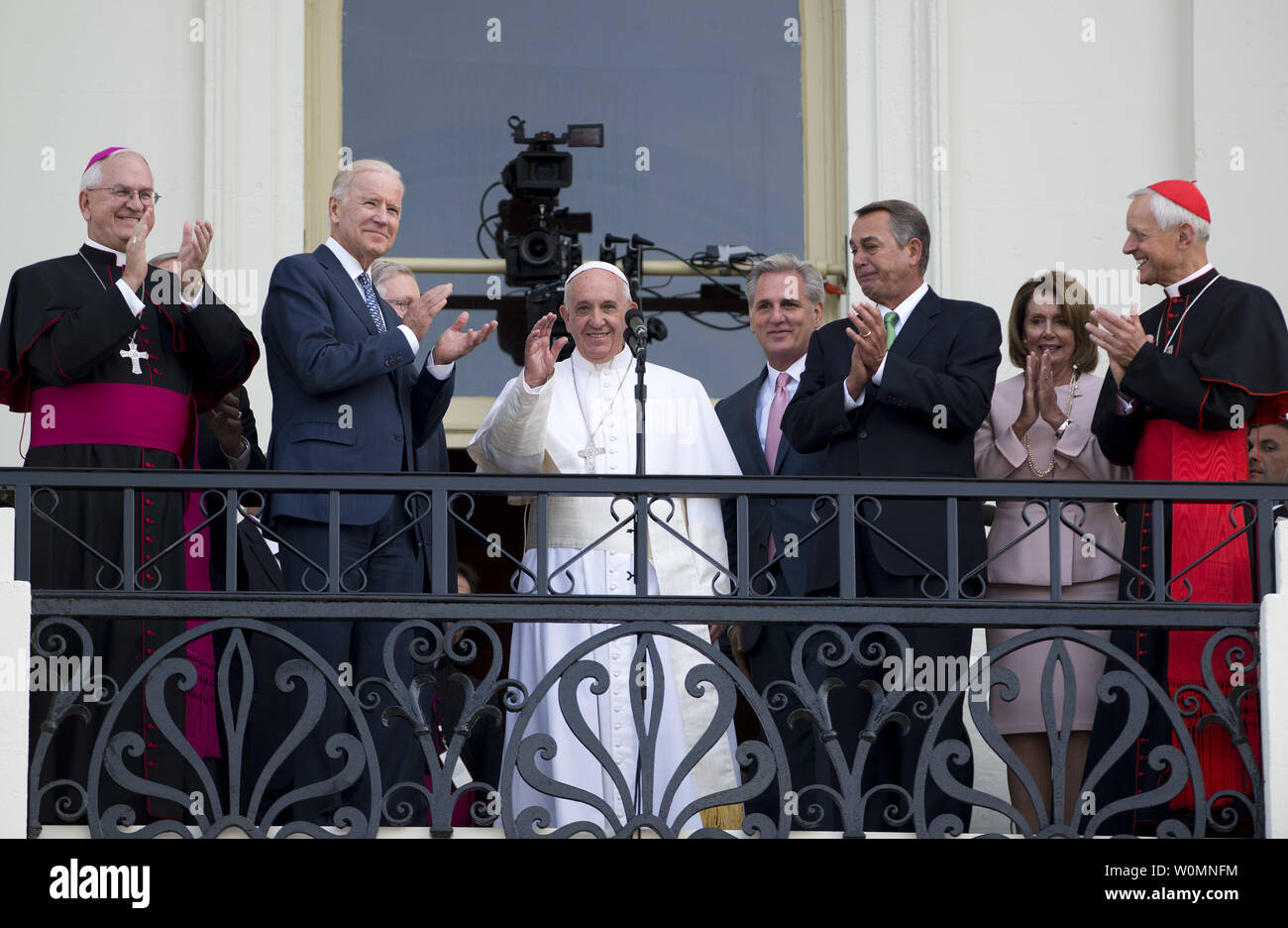 Pope francis balcony crowd hi-res stock photography and images - Alamy