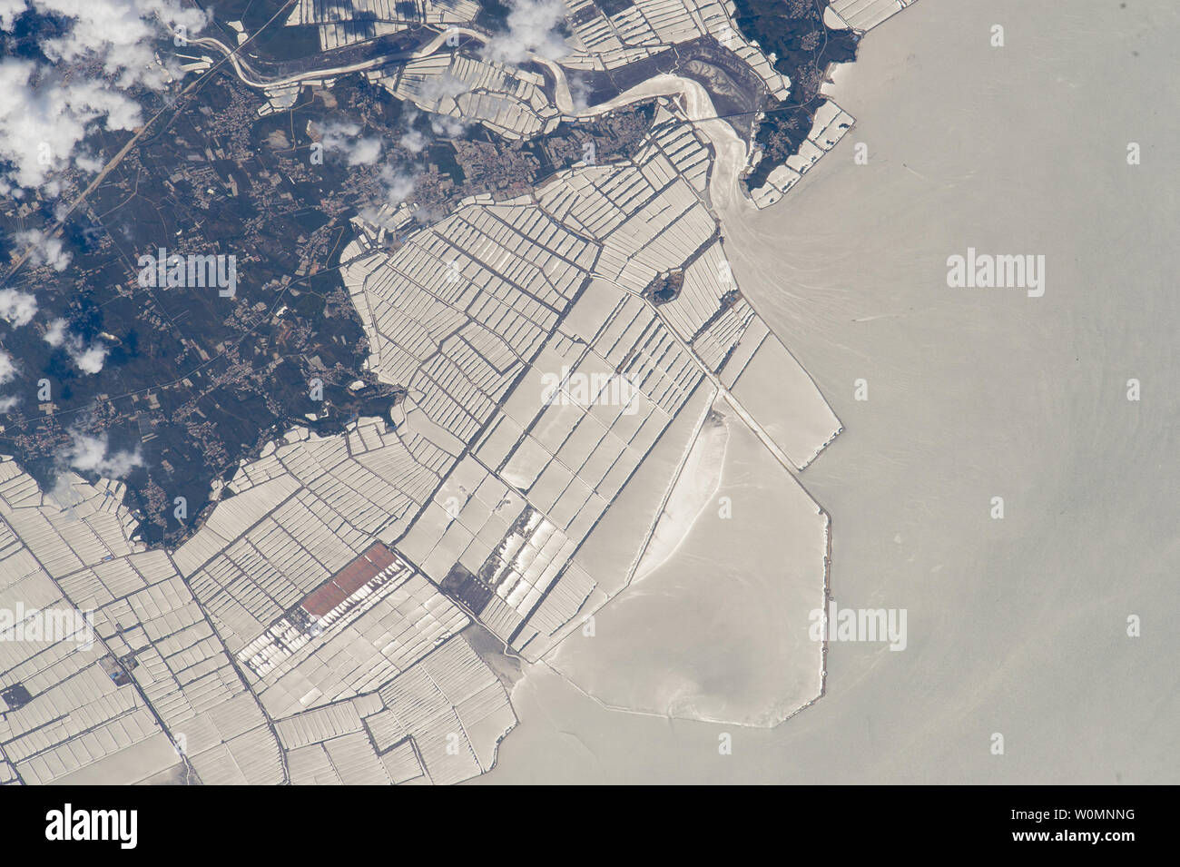 Shallow basins hi-res stock photography and images - Alamy