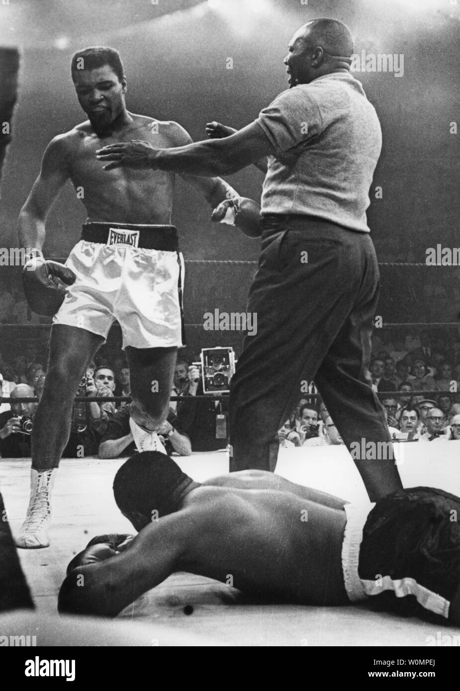 Referee joe walcott hi-res stock photography and images - Alamy