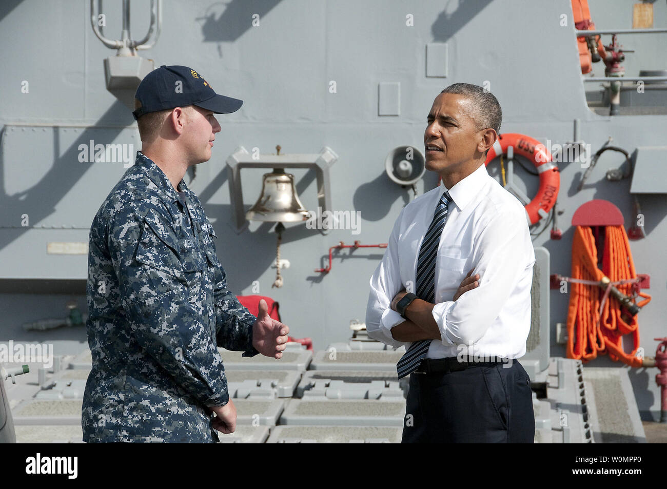 Gunner's Mate 2nd Class Garrett Nelson speaks with President Barack ...