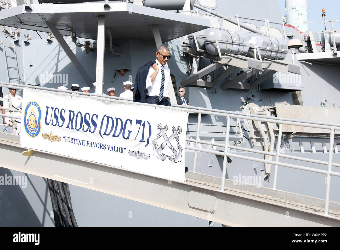 Uss ross ddg 71 hi-res stock photography and images - Alamy