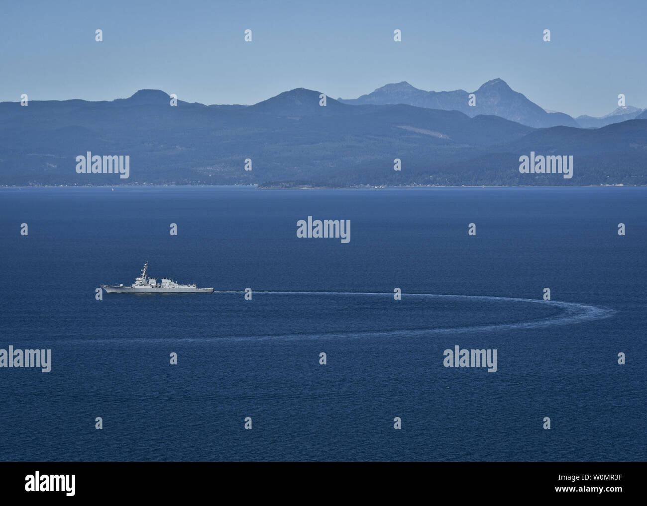 Arleigh burke class guided missile destroyer uss shoup ddg 86 hi-res ...