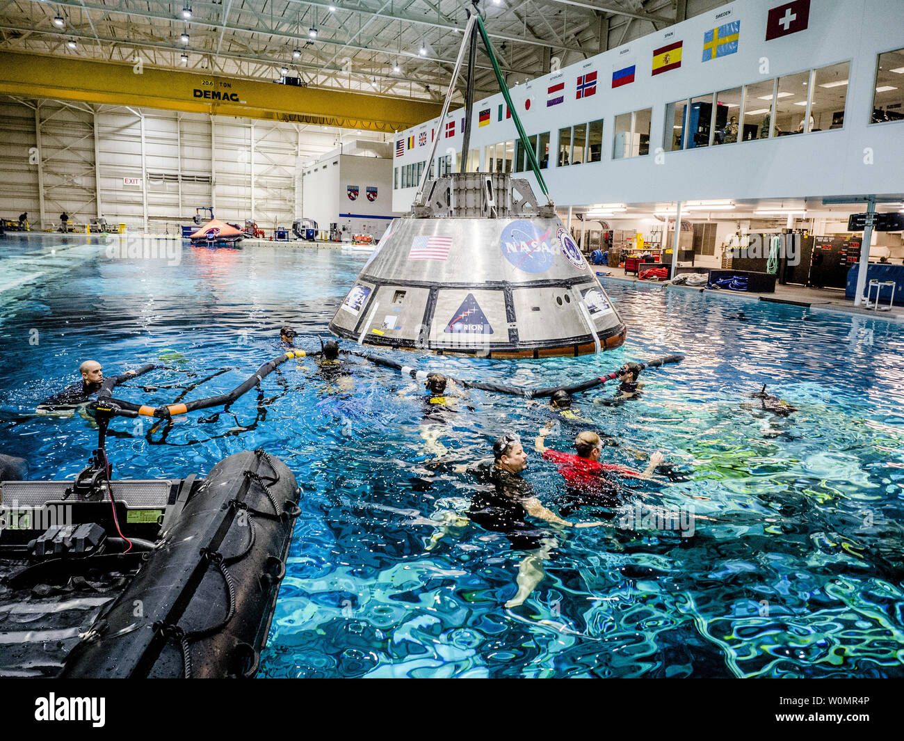 A group of U.S. Navy divers, Air Force pararescuemen and Coast Guard ...