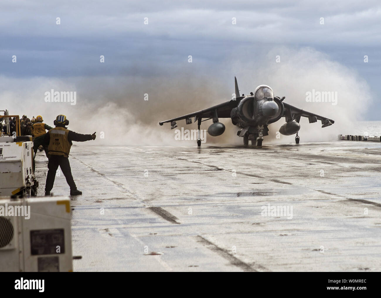 Amphibious assault ship uss wasp lhd 1 hi-res stock photography and ...