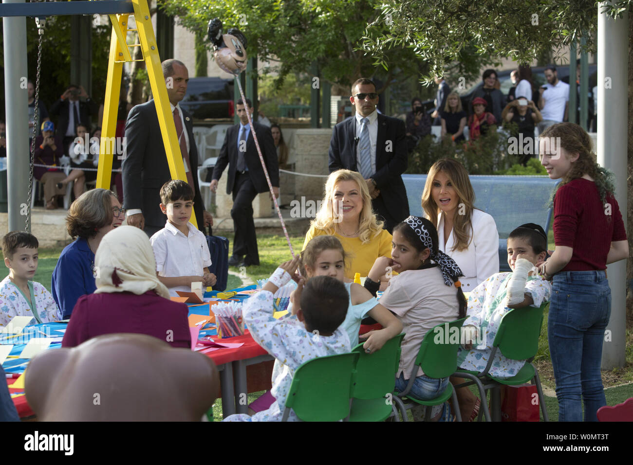 US first lady Melania Trump, right, and Sara Netanyahu talk to children ...