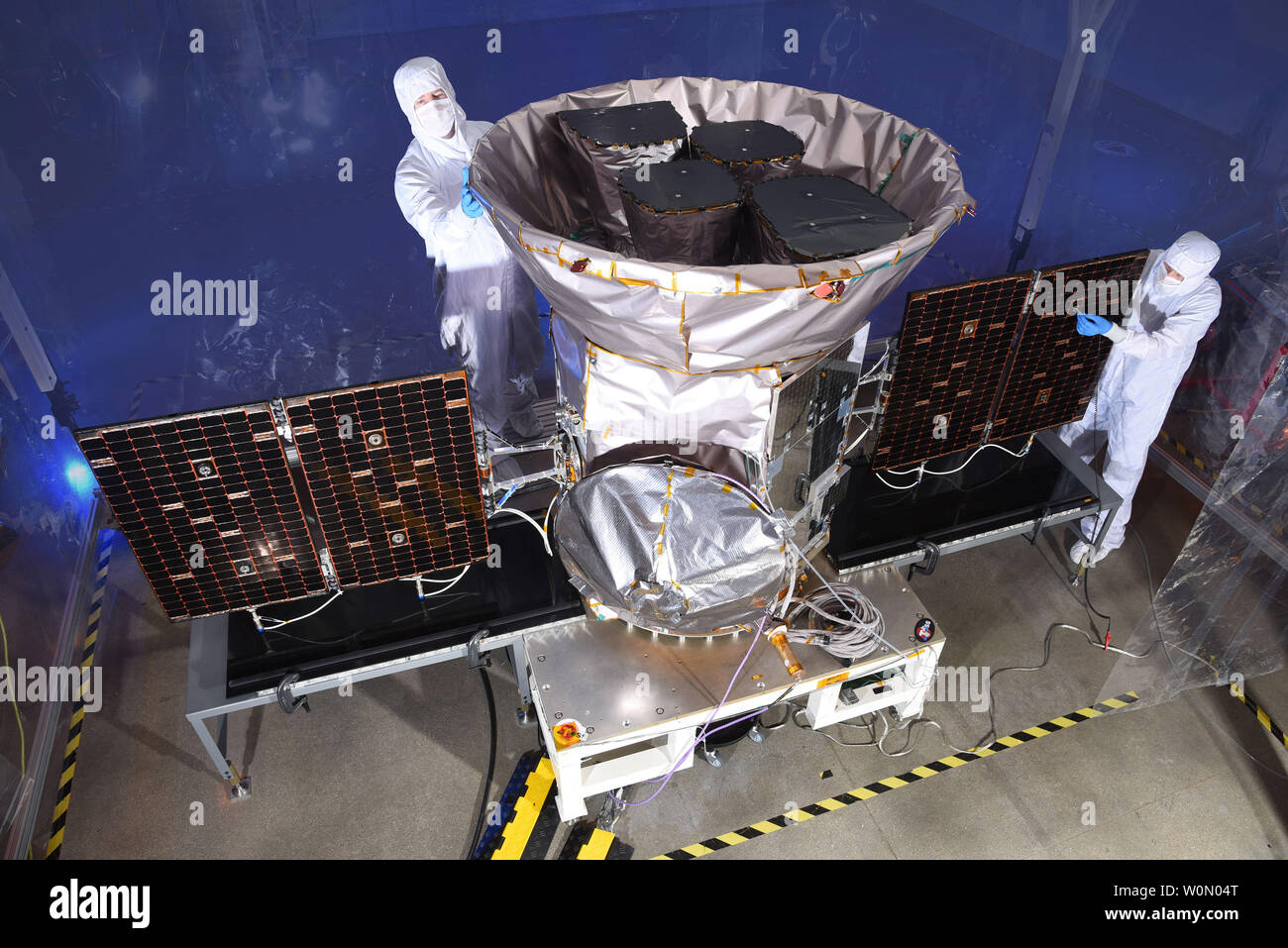 Space life support system hi-res stock photography and images - Alamy