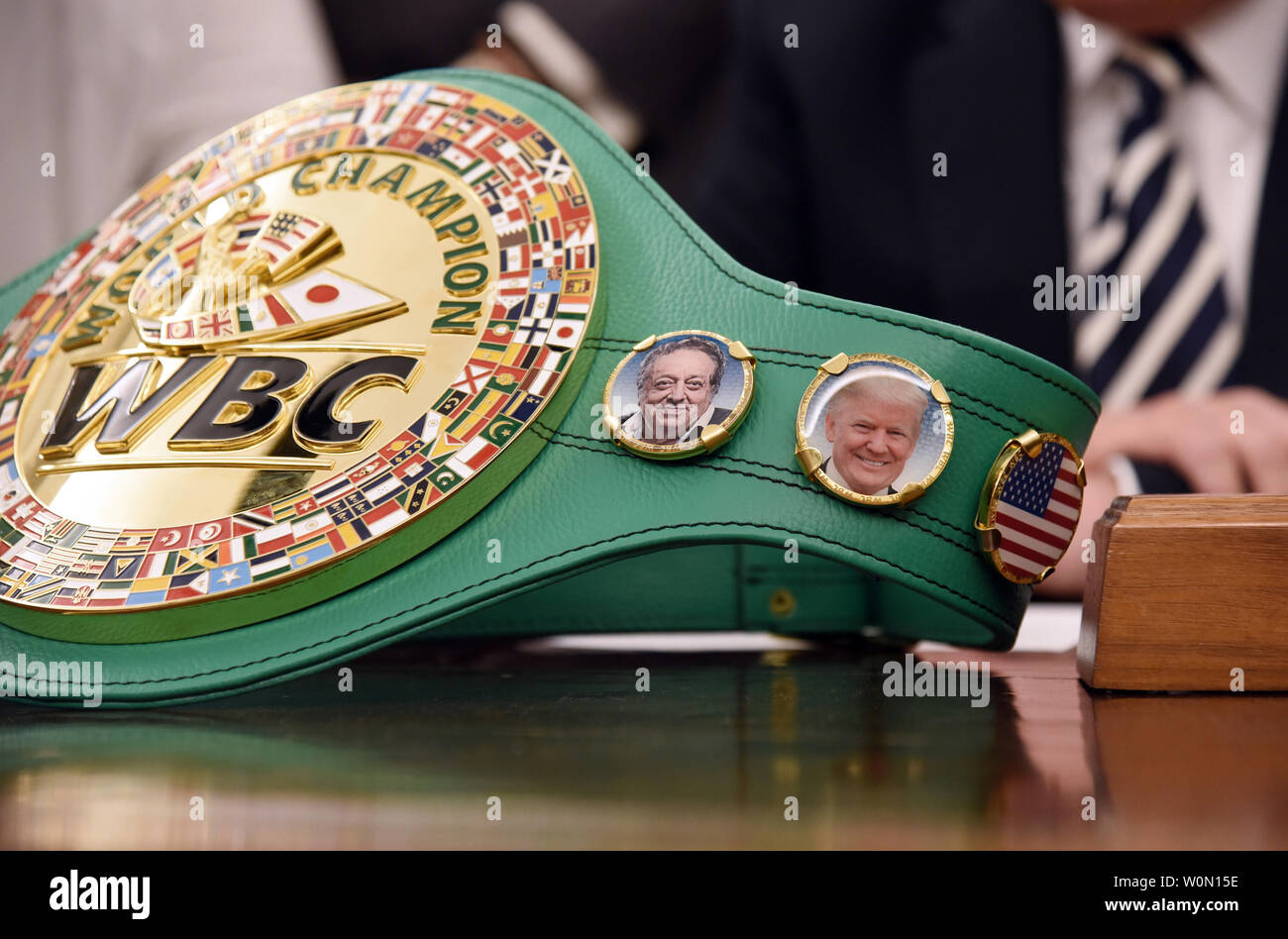 US President Donald Trump signs an Executive Grant of Clemency for ...