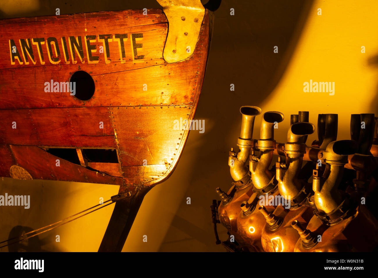 V8 aircraft engine hi-res stock photography and images - Alamy