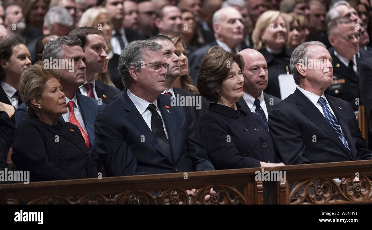 Columba Bush, Jeb Bush, Laura Bush and George W. Bush attend the state ...