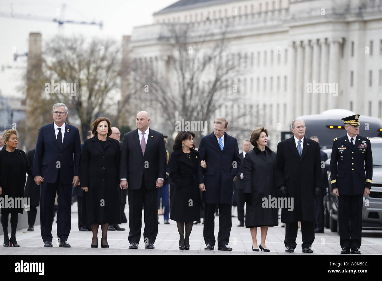 From right, former President George W. Bush, second from right, former ...