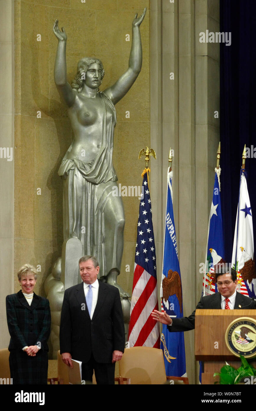 U.S. Attorney General Alberto R. Gonzales (R) introduces former ...