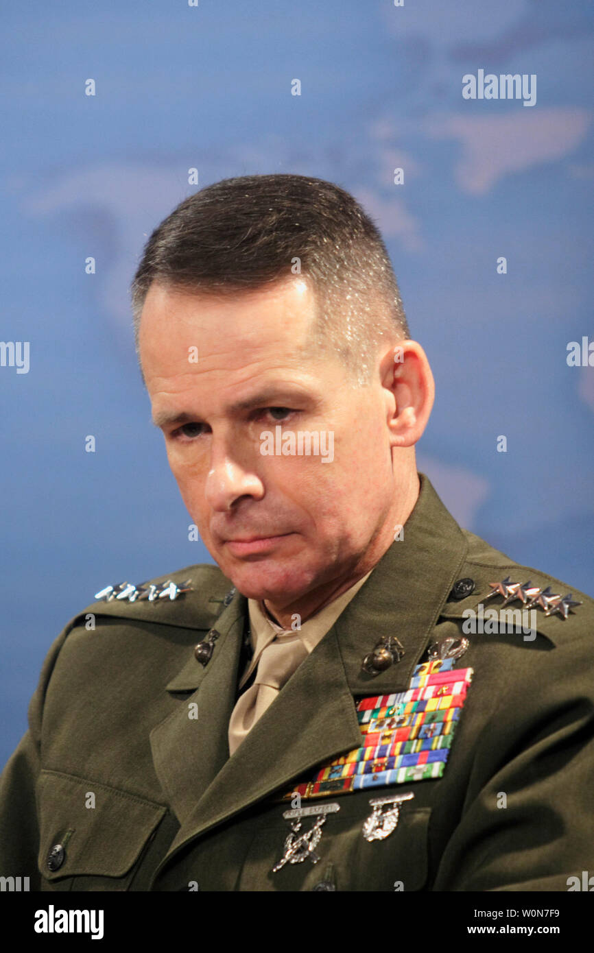 General peter pace chairman joint hi-res stock photography and images ...