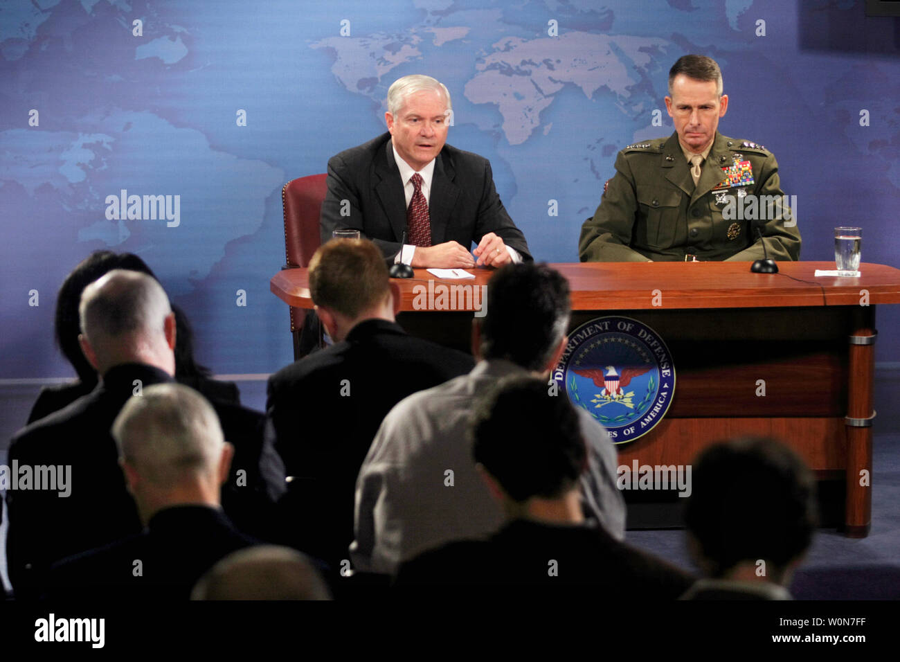 U.S. Secretary of Defense Robert Gates (L) and U.S. Chairman of the ...